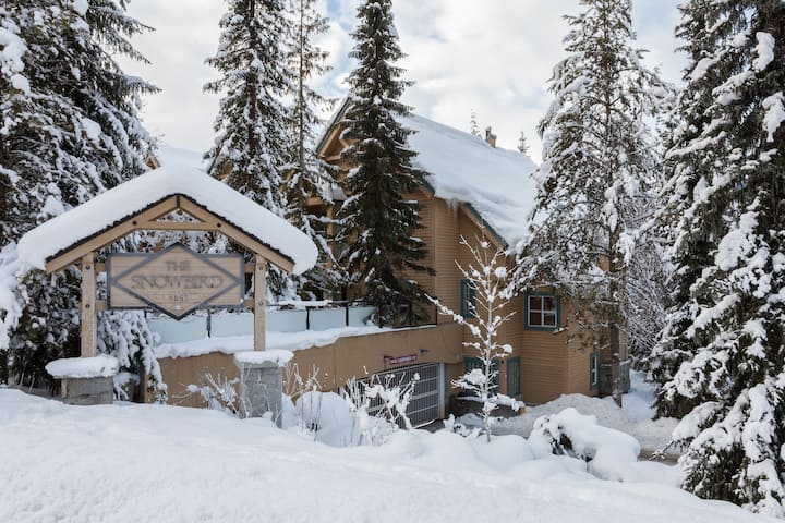 Mountain-view 4br W/ Shared Hot Tub & Balcony - Whistler