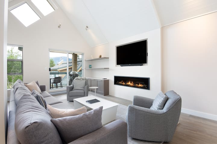 Spacious 4br Townhouse With Hot Tub - Whistler