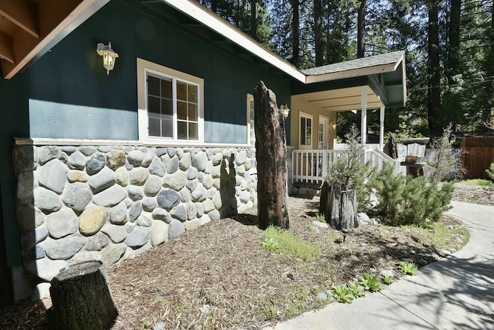 Shasta Cottage, A Romantic Get-away In Mt. Shasta. - Mount Shasta, CA