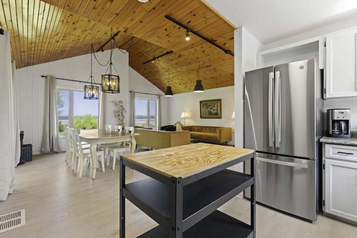 Westlake Waterfront, Hot Tub, Dock,4 Mins To Beach - Prince Edward