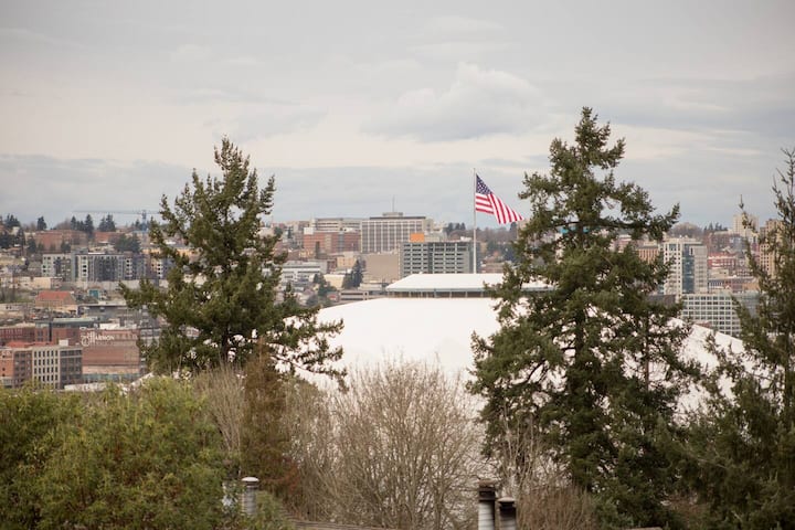 Quiet Condo Steps To Tacoma Dome~bay & City Views! - Tacoma, WA