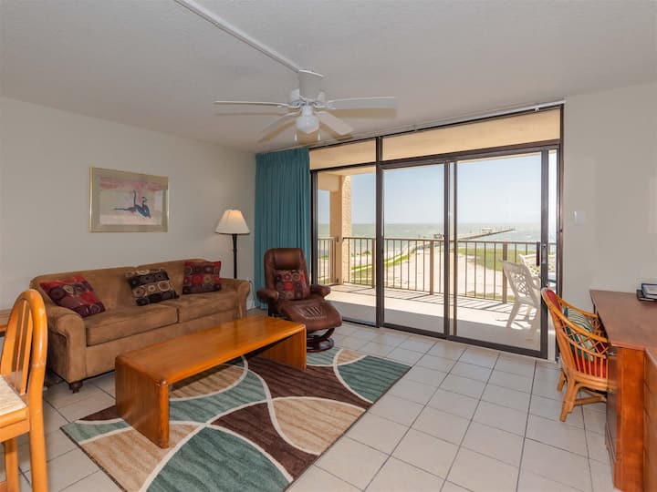 Peaceful Pelican | Fishing Pier, Pool + Hot Tub! - Rockport, TX