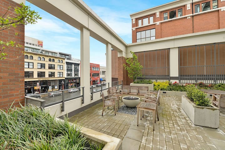 Charming & Vibrant Downtown 2 Bed 2 Bath W Parking - Victoria