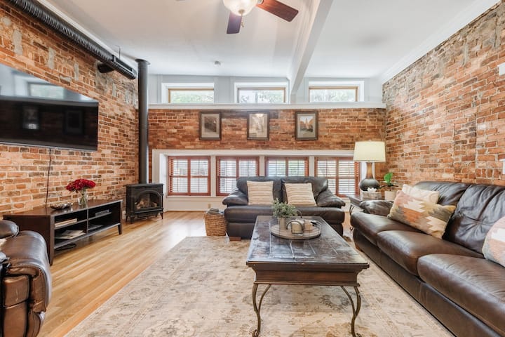 Trio Loft | D-town Gvl | 65" Tv + Indoor Fireplace - Greenville, SC