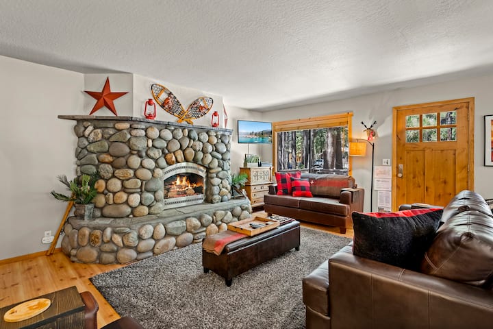 Rustic Cabin W/ Guest Pass | Games, Queen Beds, Desk, Near Biking Trails & Lake - Truckee, CA