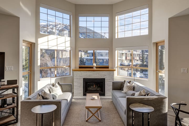 Mountain Views | Pool & Hot Tub | Free Parking - Whistler Blackcomb