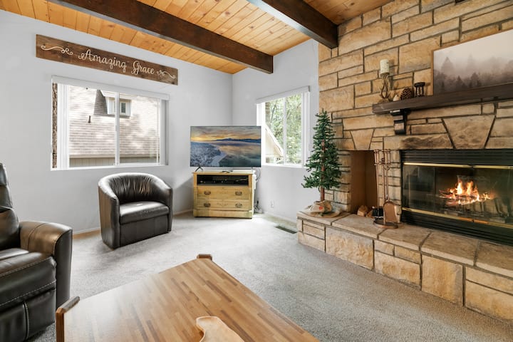Cabin W/ Game Room Near Snow Summit - Big Bear Lake, CA