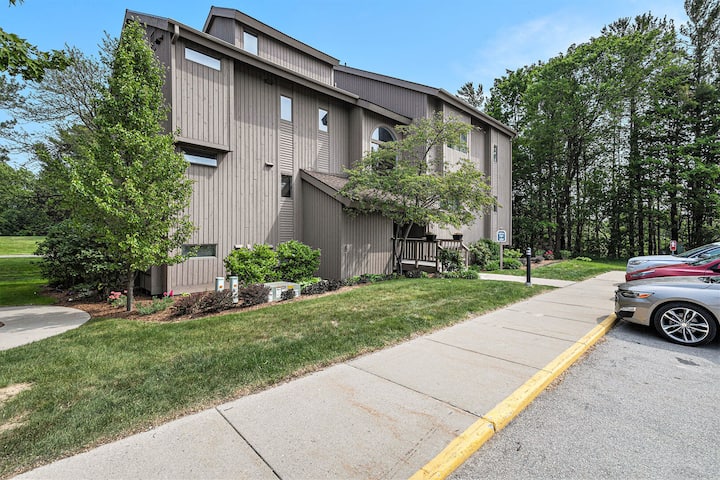 Top-floor Golf View Retreat | Bay Views & 2 King Beds 5569 - Traverse City, MI