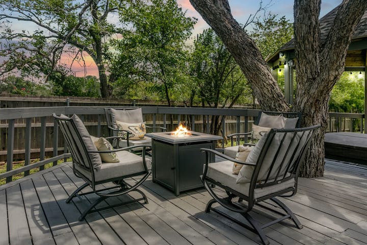 Main Street Cottage | 2/1, Hot Tub, Pet Friendly - Fredericksburg, TX