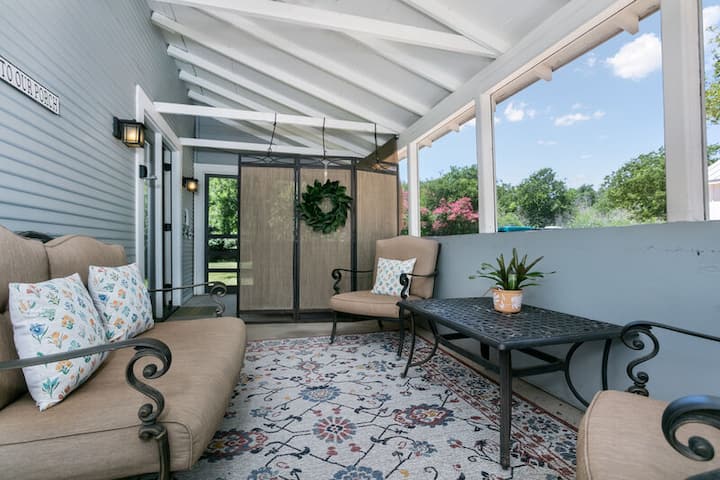 Main Street Hideaway |  Queen Bed | Hot Tub - Fredericksburg, TX
