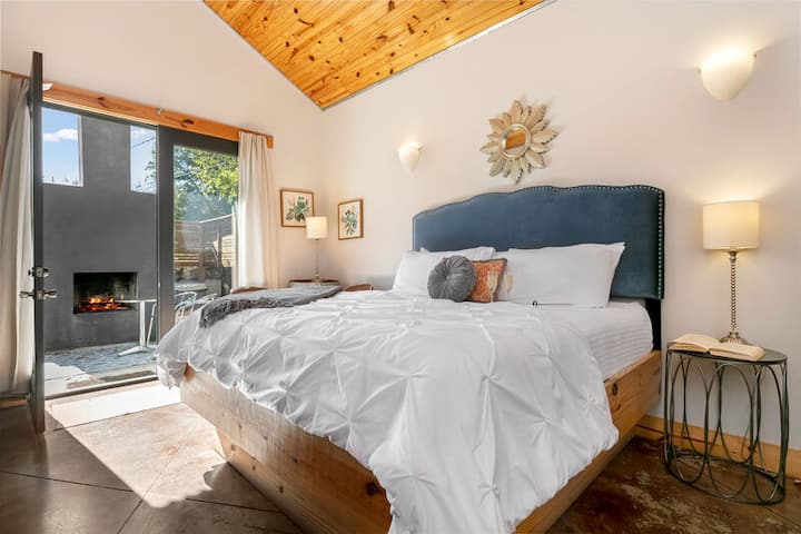 Downtown Dreams - Bordeaux Bungalow - Fredericksburg, TX