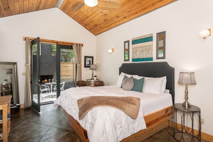 Patio Sisters Teagan Suite | Hot Tub | Fireplace - Fredericksburg, TX