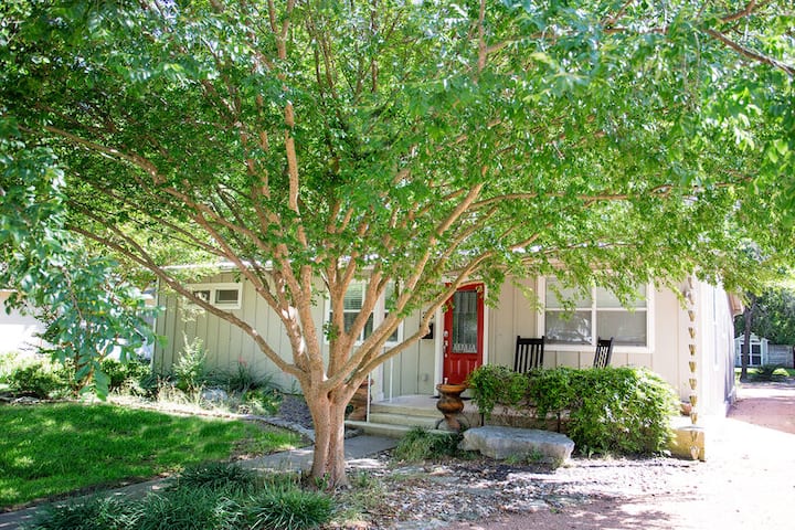 Red Door Bungalow | Full Kitchen | Pets Under 20lb - Fredericksburg, TX