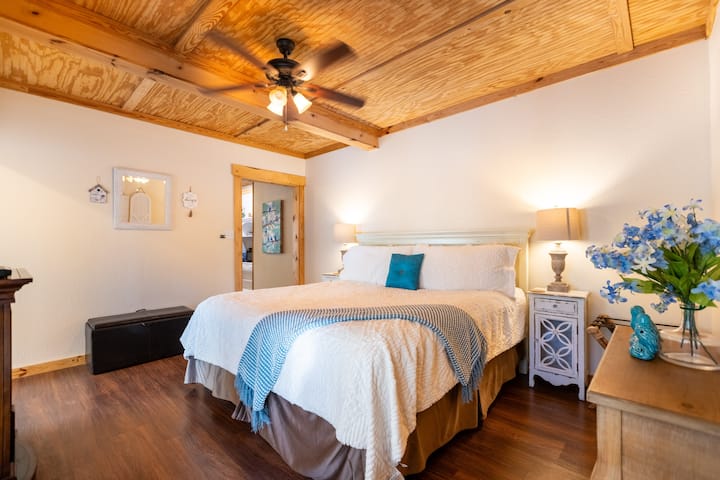 Mystic Hill Cottage Garden Suite - Wimberley, TX