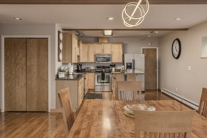 Elegant 2br Retreat | Prime Downtown Location - Anchorage, AK