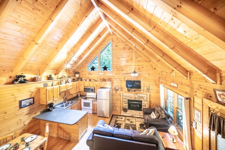 Pigeon Forge Cabin: Hot Tub, Games & Mountain View - Pigeon Forge, TN