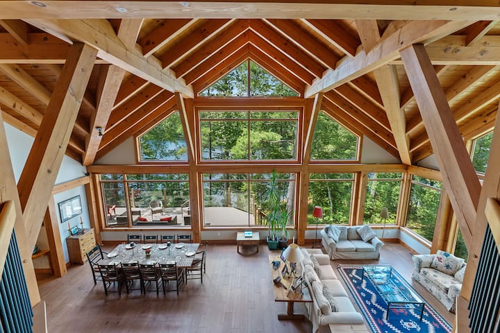 Spectacular Six-bedroomed Lake Cottage - Val-des-Monts