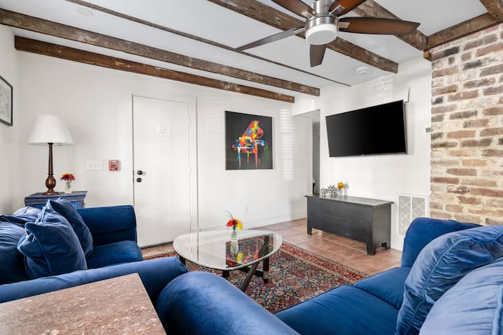 Chic Downtown Pied-a-terre W/ King Bd + Parking - Charleston