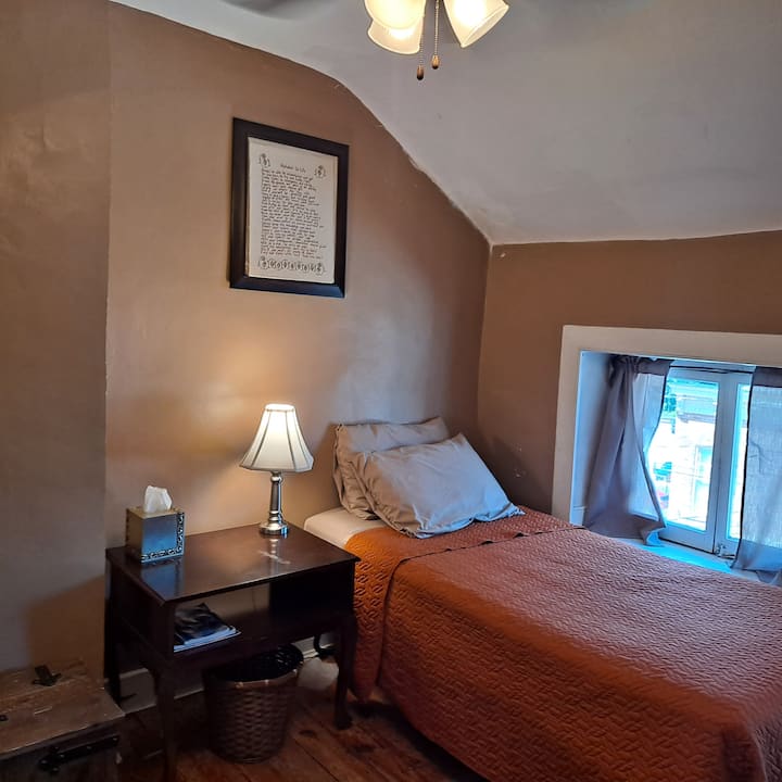 Room In Central Historic Downtown -River View West - Harpers Ferry, WV