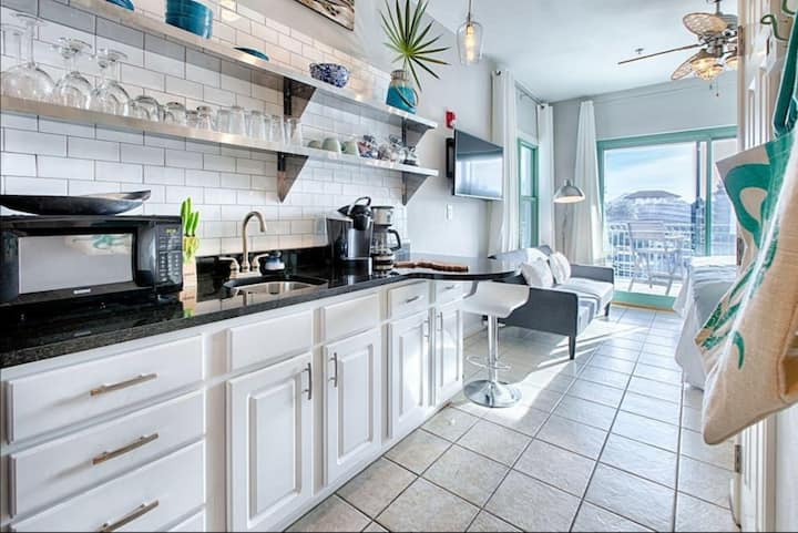 Seacrest Inn Condo, Corner Studio With Wrap-around Balcony - Alys Beach, FL