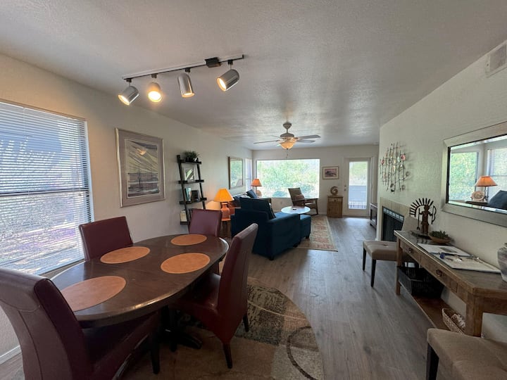 Enchanting 2 Bedroom First Floor With Picture Perfect Mountain View Windows! - Catalina Foothills, AZ