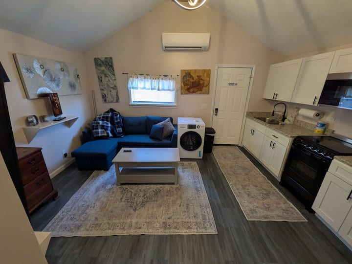 Southern Bloom Cottage | Private Studio - Bloomington, IN