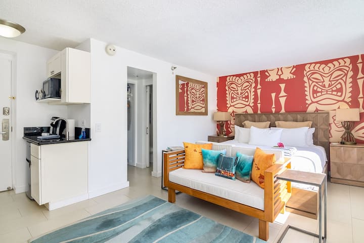 Taxes/fees Included- 2 Blocks To Beach & King Bed! - Honolulu, HI