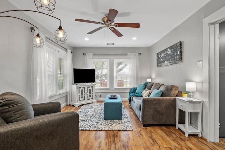 1955 Beauty Under The Oaks In Historic Old Town - League City, TX