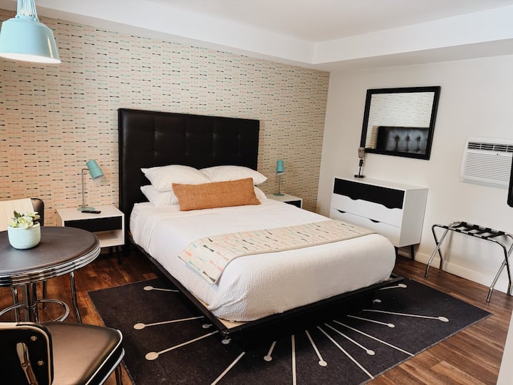 Modern Retro #10, Wifi, A/c, Walk To The Strip - Geneva, OH