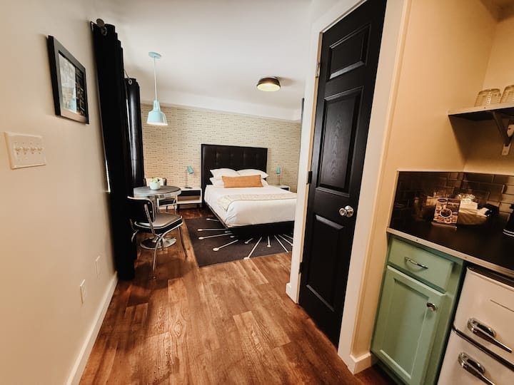 Modern Retro #10, Wifi, A/c, Walk To The Strip - Geneva, OH