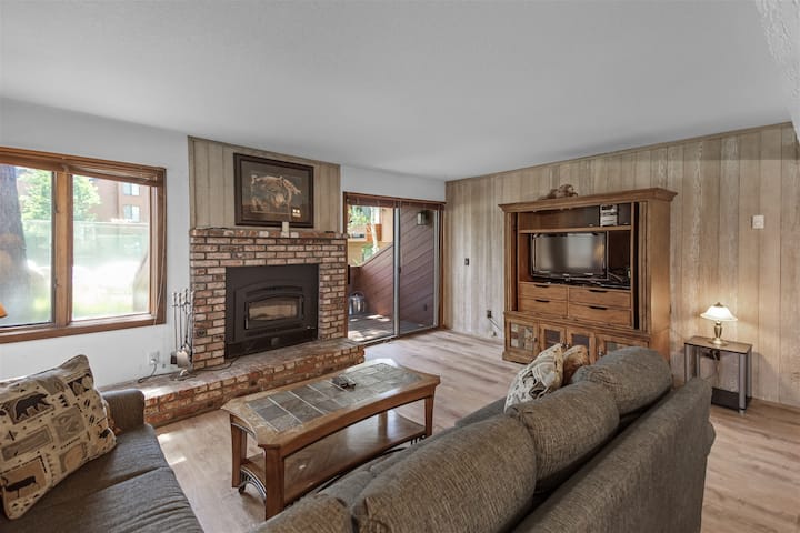 Sunrise16: Pet Friendly, Scenic Meadow Area - Mammoth Lakes, CA