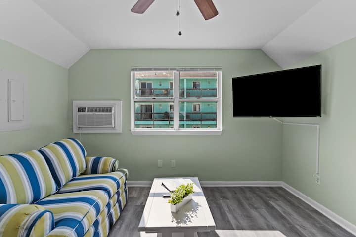 "Sand Dollar Suites" Suite 6: A Short Stroll From Our Sandy Shores! - Carolina Beach