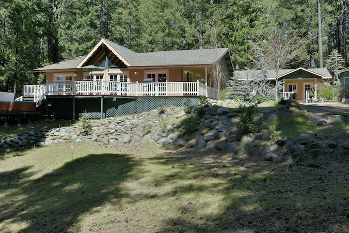 Shasta Woodlands Beautiful Home In The High Timber - Mount Shasta, CA