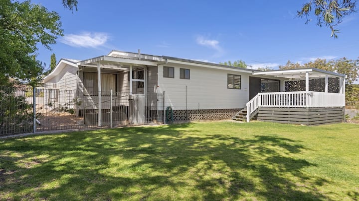 Endymion Is Ideally Situated On The Esplanade Close To All Town Facilities - Coffin Bay National Park