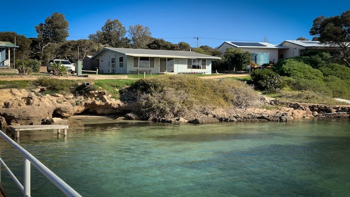 Pearly Shells Is An Original Coffin Bay Shack In T - Coffin Bay
