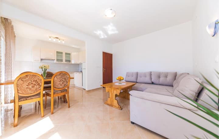 3 Bedroom Stunning Apartment In Kastel Gomilica - Spalato