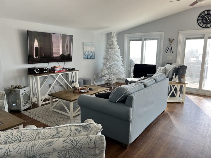 Another Sunset By The Bay: Waterfront - 2-bedroom - Leamington