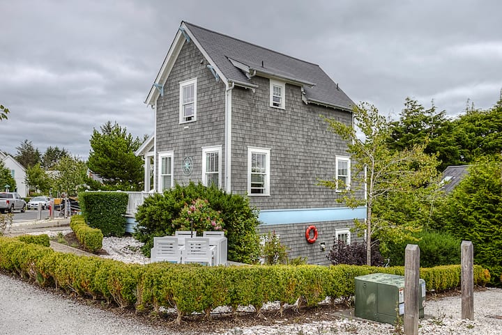 Wade N Sea: Dog-friendly, Fire Pit & Outdoor Space - Moclips, WA