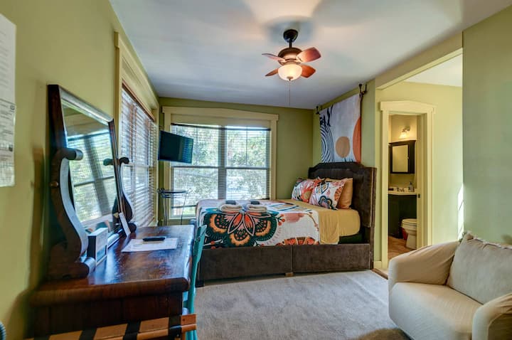 Beachside Boutique Inn - Little Annie Suite - Folly Beach, SC