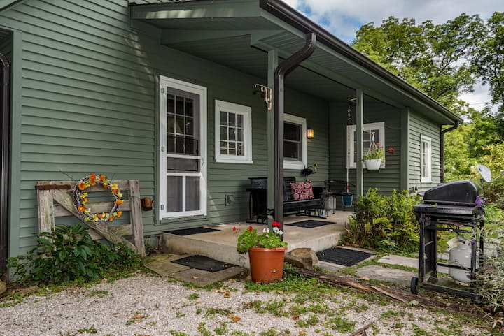 Artist's Retreat Cottage - Nashville, IN