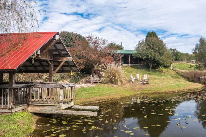 Big Buck Log Vacation Cabin | Hot Tub • Pond - Brown County, IN