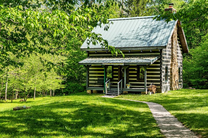 Crossing Creek Cabin | Hot Tub • Romantic Retreat - Brown County, IN