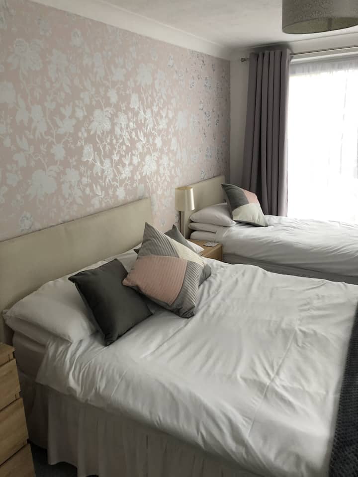 Triple En Suite - Garden View - 베이싱스토크