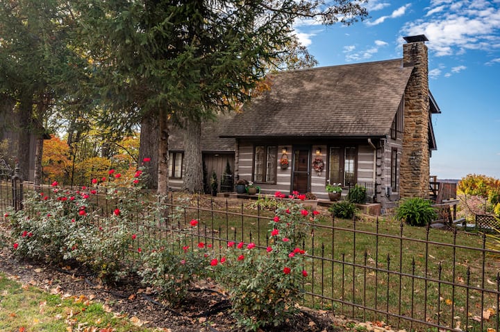 Overlook Log Cabin Rental - Nashville, IN