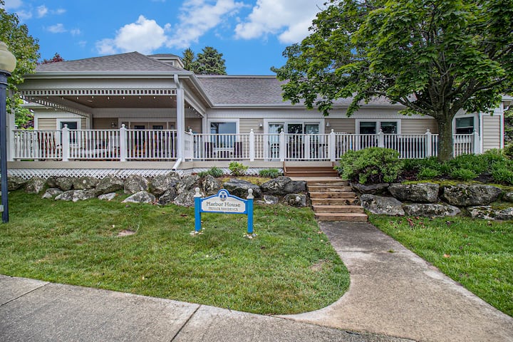 Luxury Harbor House- Pet-friendly, Hot Tub! - Manistee, MI