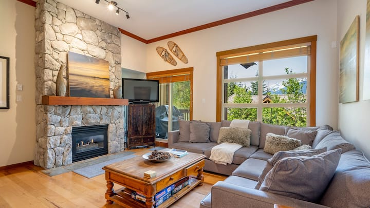 Ski-in/out 3br | Hot Tub | Modern Mountain Stay - Whistler