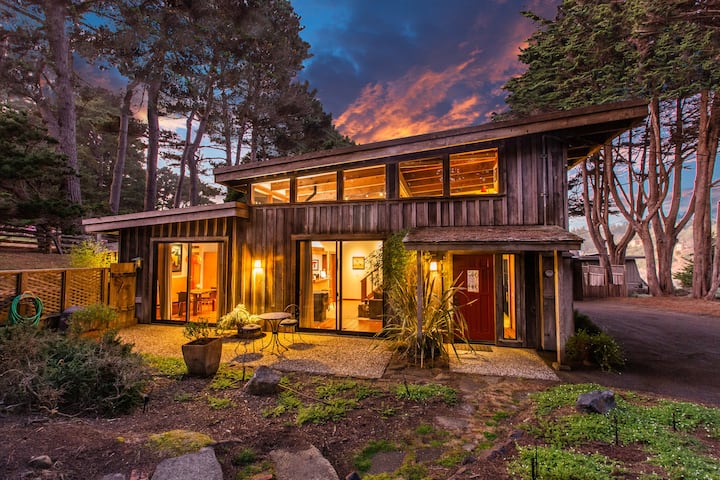 Chapman Point Cottage- Lavish Simplicity Across The Bay From Mendocino - Mendocino, CA