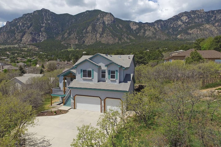 Fantastic Views,cheyenne Mtn!well Appointed! 5 Miles To The Broadmoor,wifi,cable,ac,grill,fire Table - Colorado Springs, CO