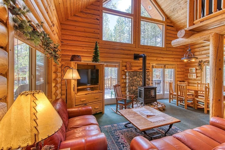 Gorgeous Yellowstone Cabin - Hot Tub - Game Room - Idaho (State)