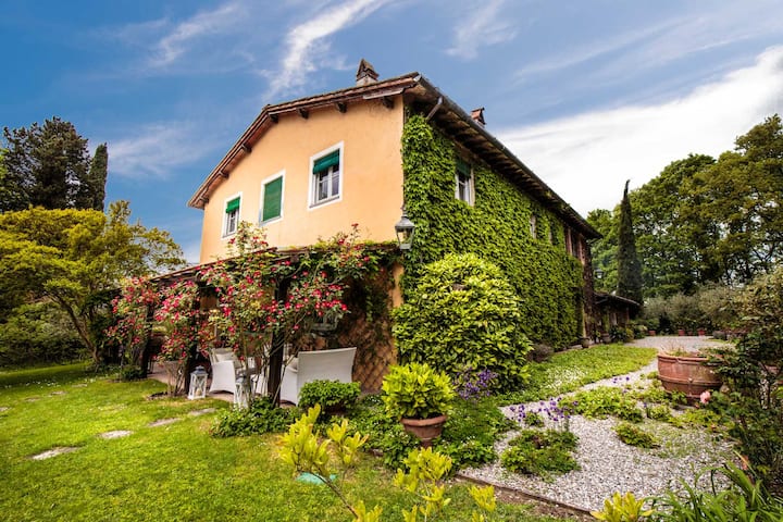 150 M² Villa ∙ 2 Schlafzimmer ∙ 5 Gäste - Lucca